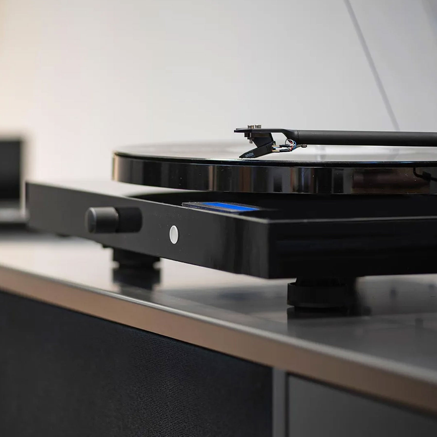 Pro-Ject: Juke Box E1 Turntable w/ Built-In Amplifier, Bluetooth Recei ...